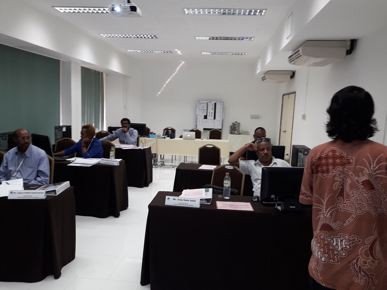 Training on Open Source WebGIS and ArcGIS Server - Geoinformatics Center Training on Open Source WebGIS and ArcGIS Server - Geoinformatics Center